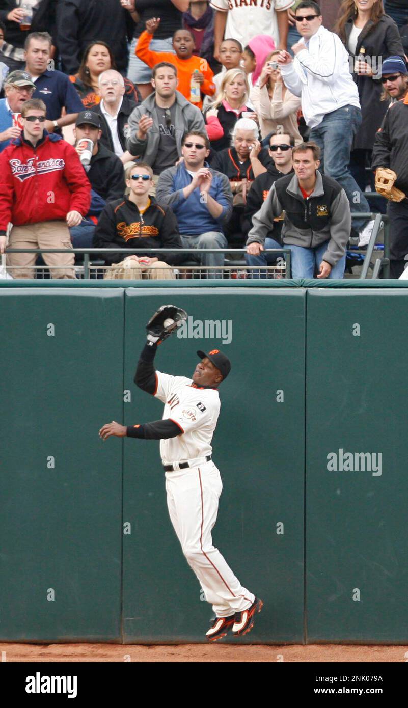 GIANTS27 pc 015.JPG Barry Bonds catches a fly ball at the wall off the ...