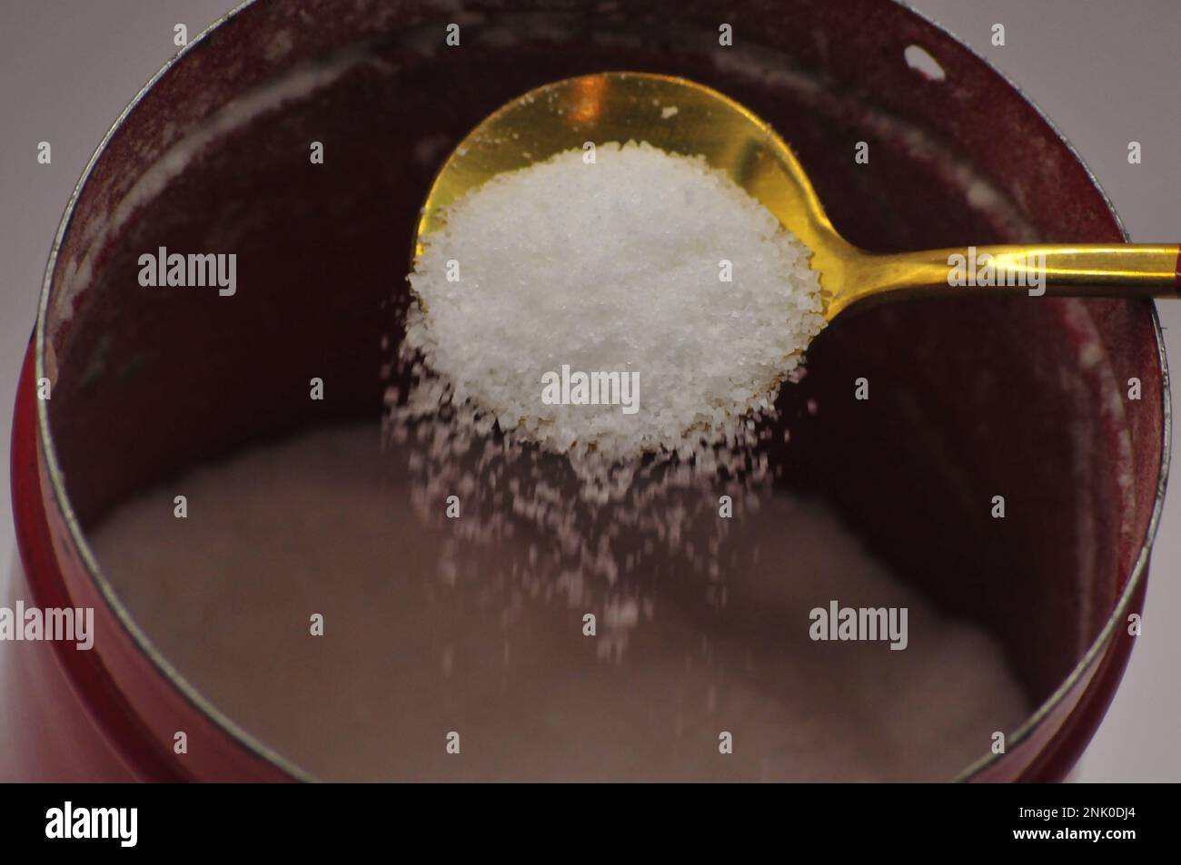 Gold spoon of white sugar Stock Photo - Alamy