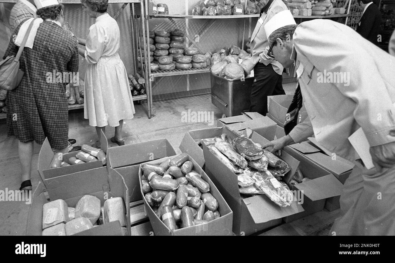 How the sausage is made at Saag's Sausage factory in San Leandro, May ...