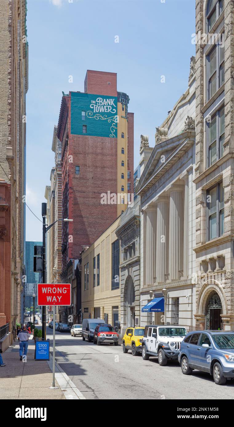 Pittsburgh Downtown: The yellow tower of landmark The Bank Tower office ...