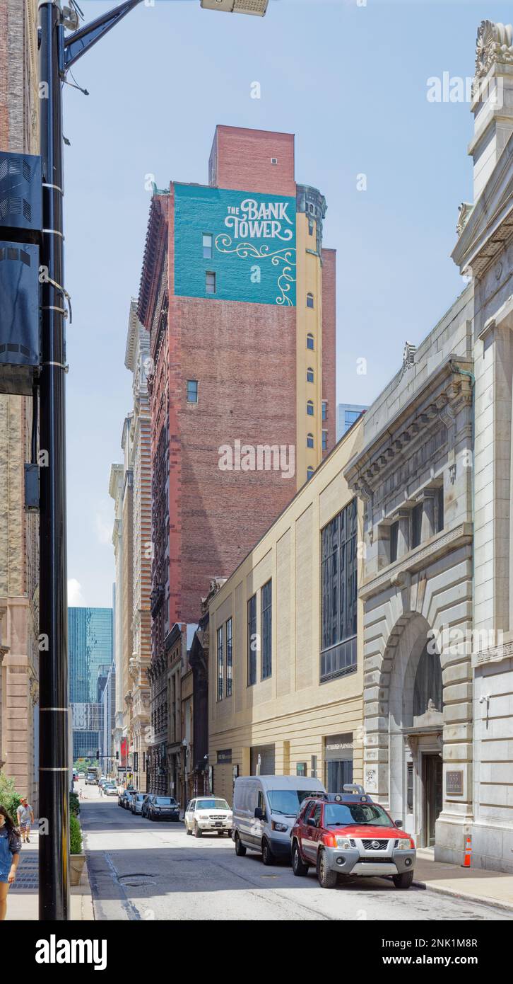 Pittsburgh Downtown: The yellow tower of landmark The Bank Tower office ...