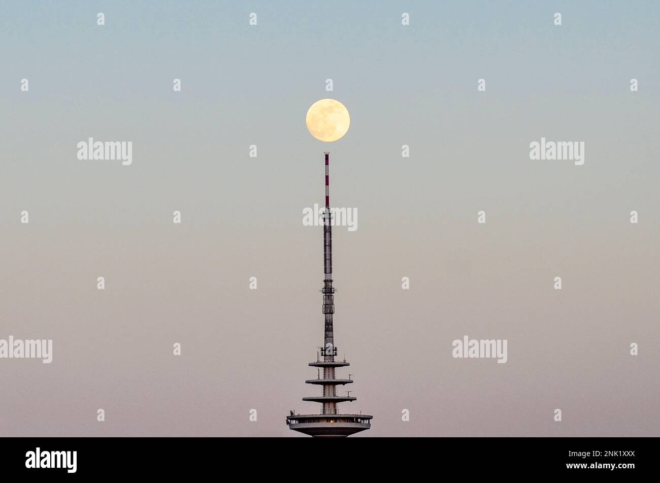 Communications tower sunset hi-res stock photography and images - Alamy
