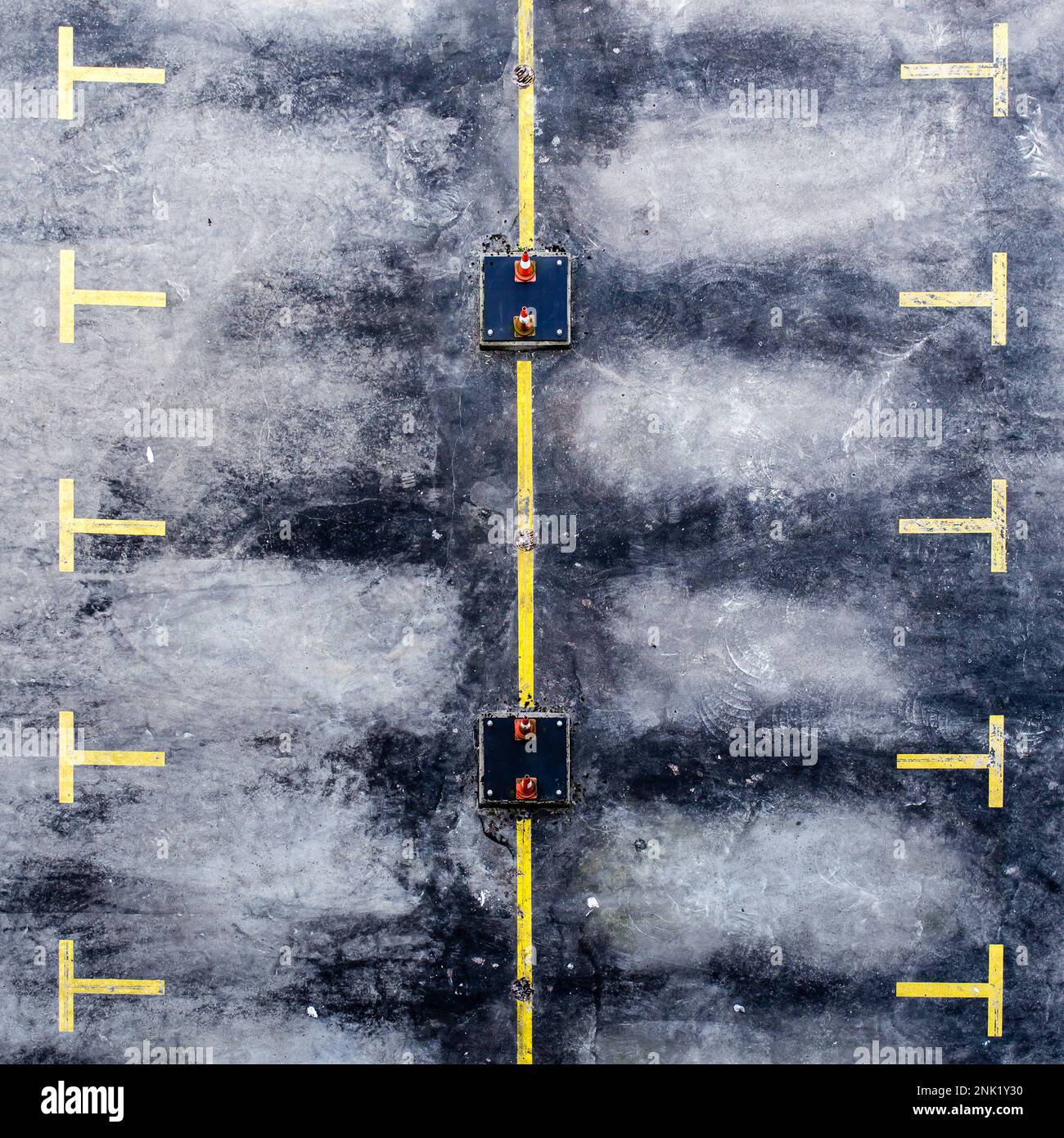 Yellow lane markings hi-res stock photography and images - Alamy