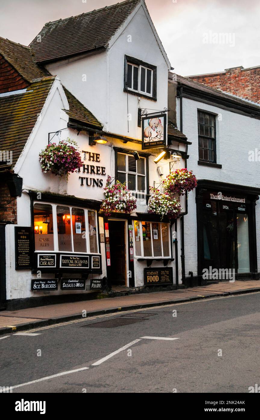 The Three Tuns authentic centuries-old English pub in medieval York ...