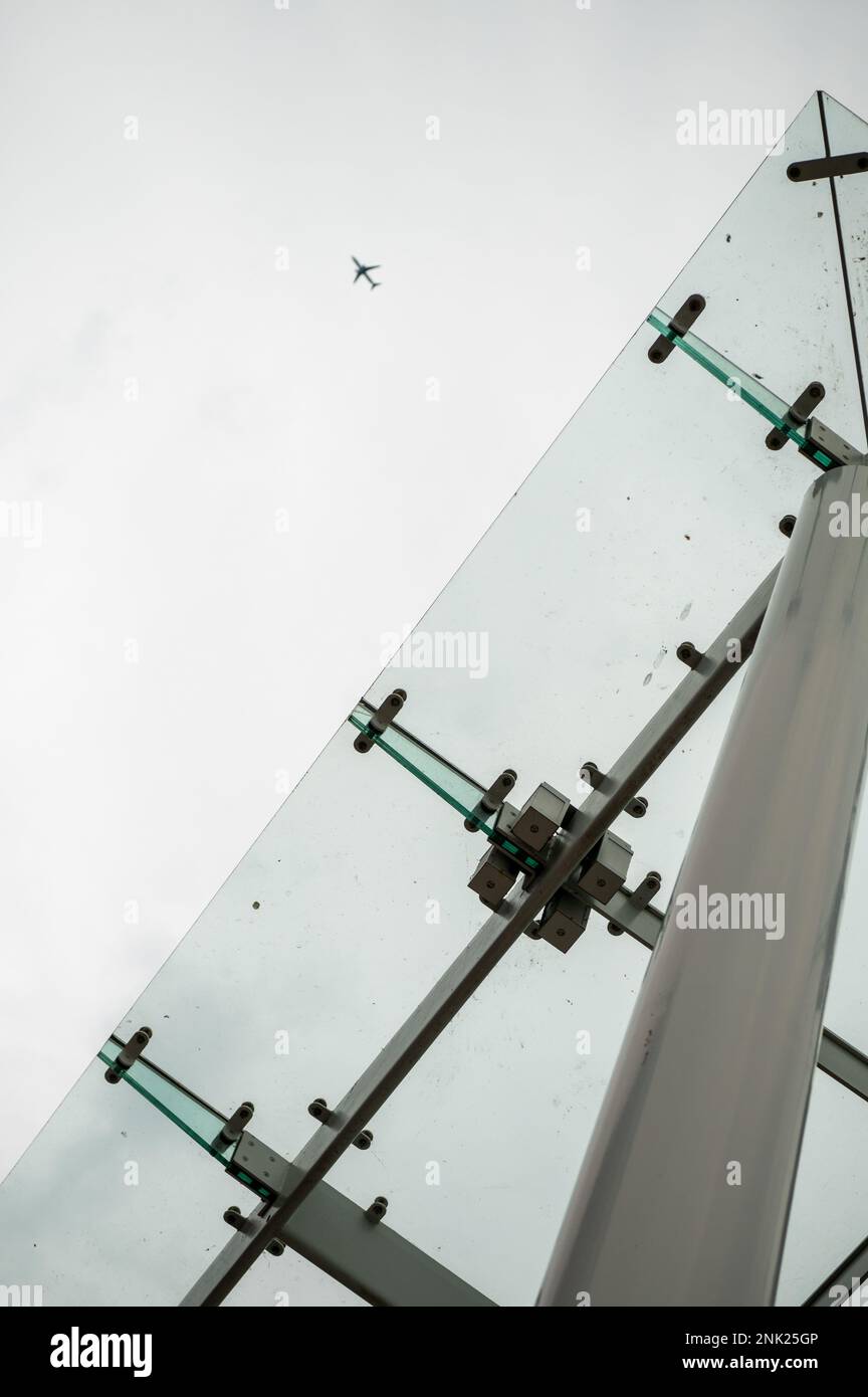 Glass material in architecture hi-res stock photography and images - Alamy