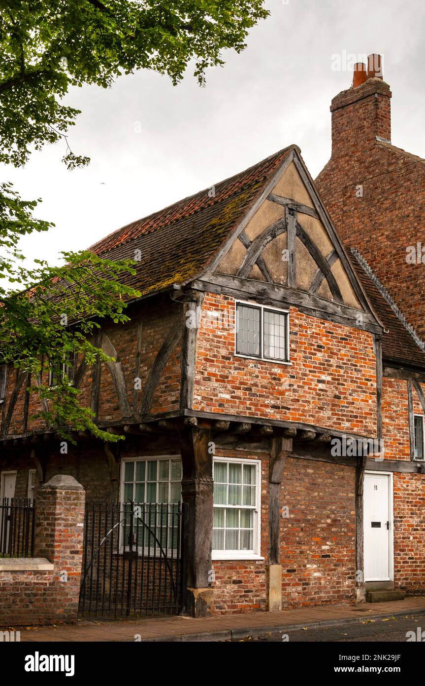 English timber frame terraced house hi-res stock photography and images ...