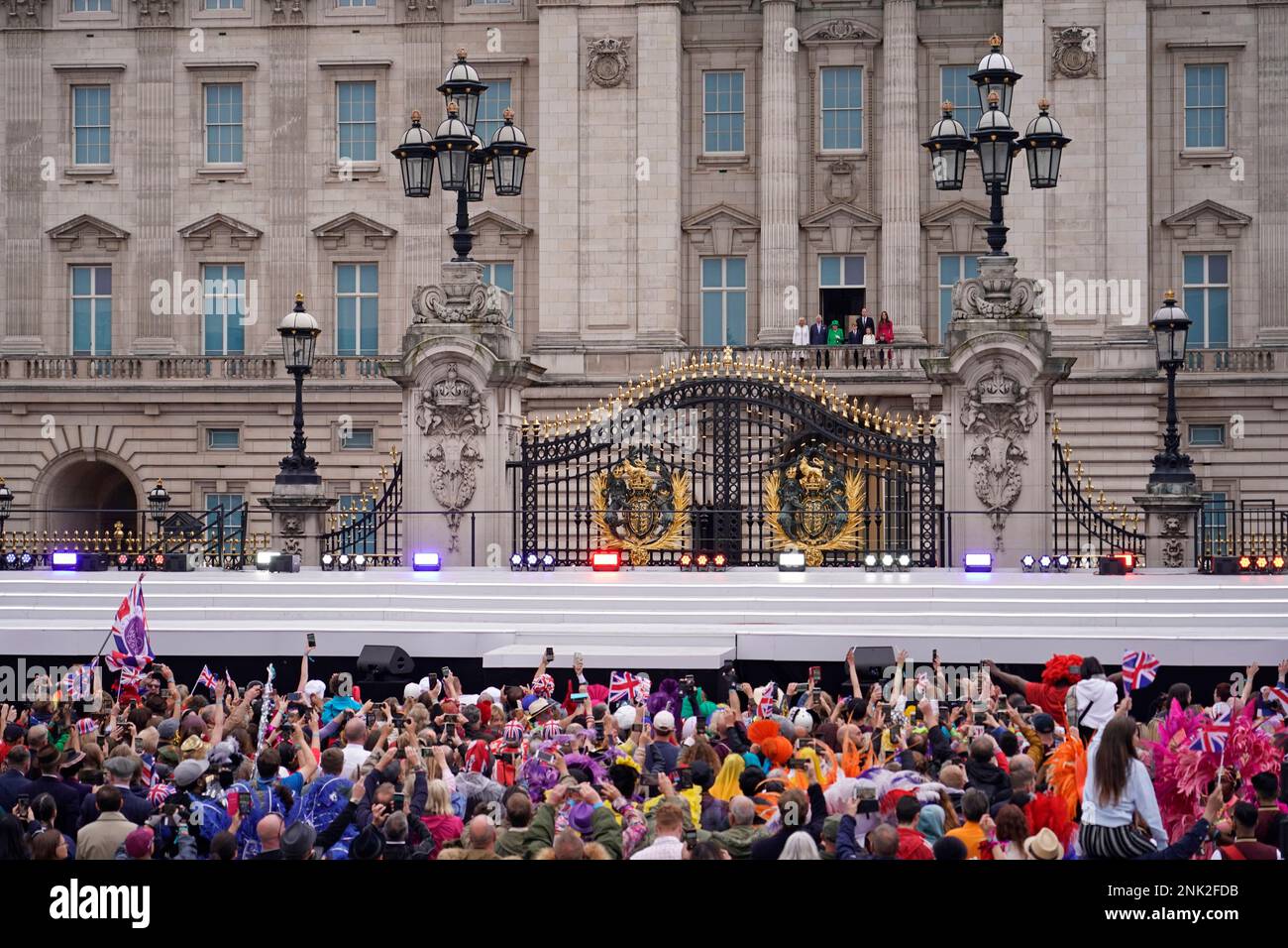 Queen Elizabeth II and Royal Family stand on the balcony as people ...