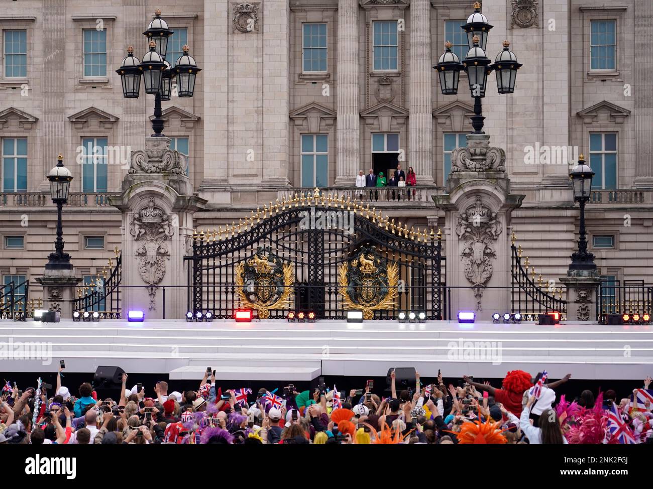 Queen Elizabeth II and Royal Family stand on the balcony as people ...