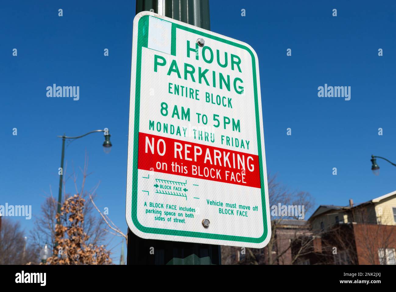 Three hour parking sign in Midwest city Stock Photo - Alamy