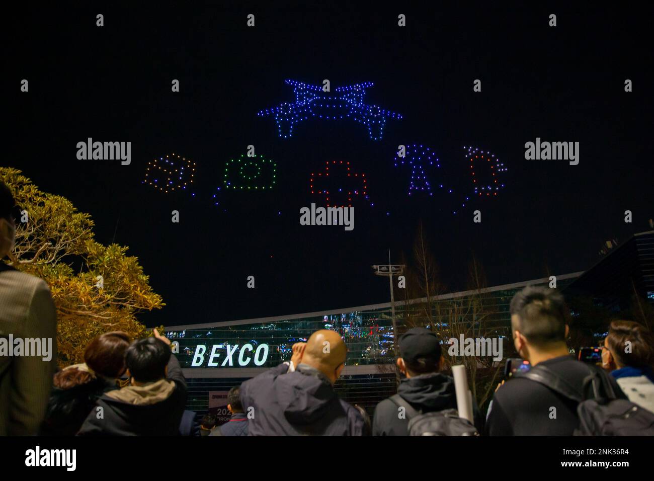 (230223) -- BUSAN, Feb. 23, 2023 (Xinhua) -- People watch a drone light ...