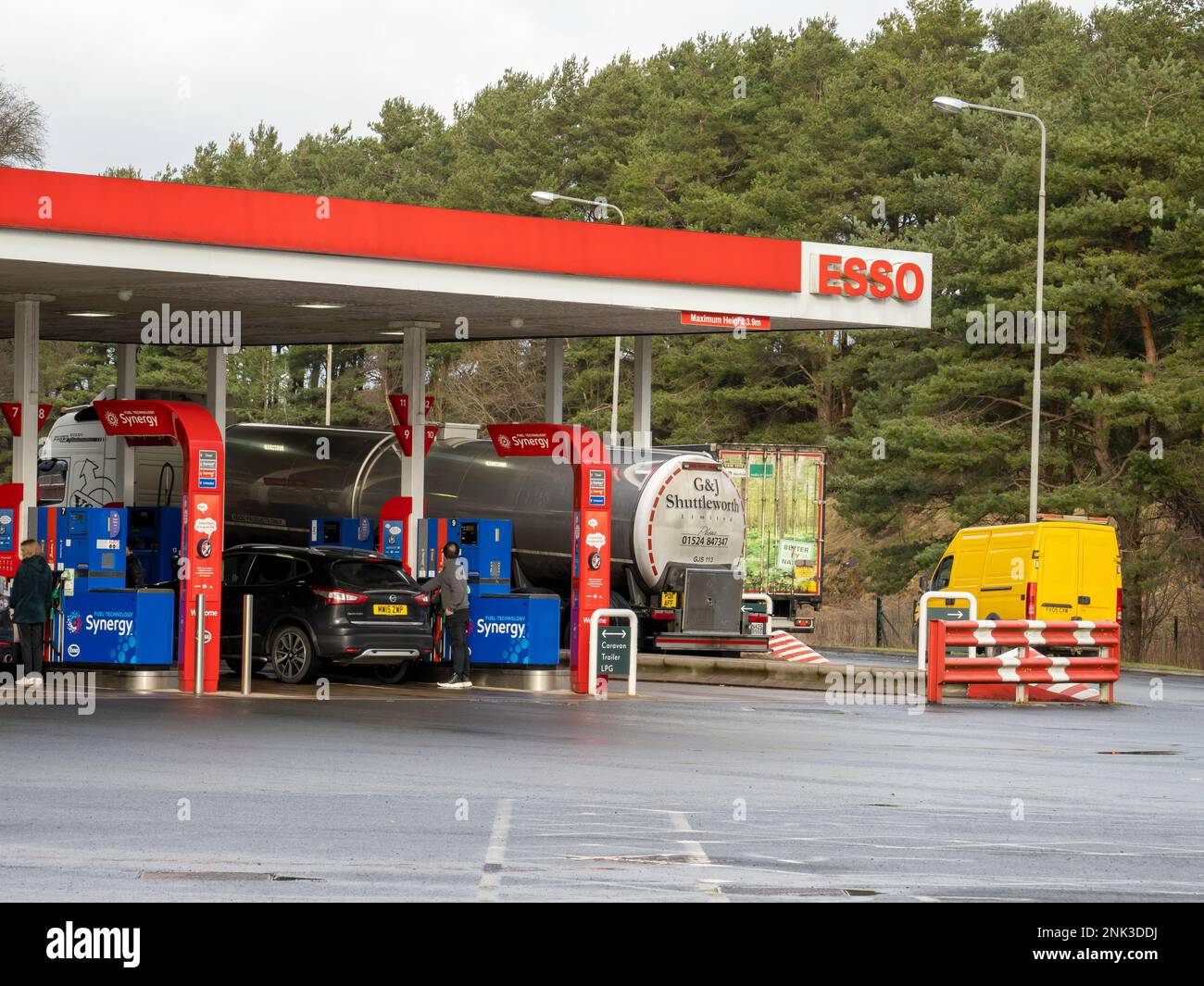 Vehicles refuelling at Tebay service station on the M6, Cumbria, UK ...