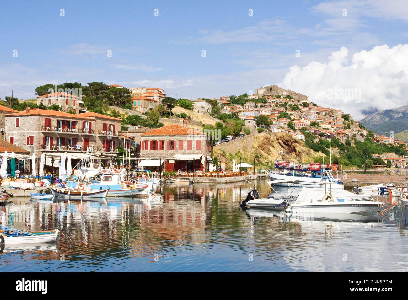 Bootjes in de haven van Molivos op Lesbos; Boats in harbour at Molivos ...