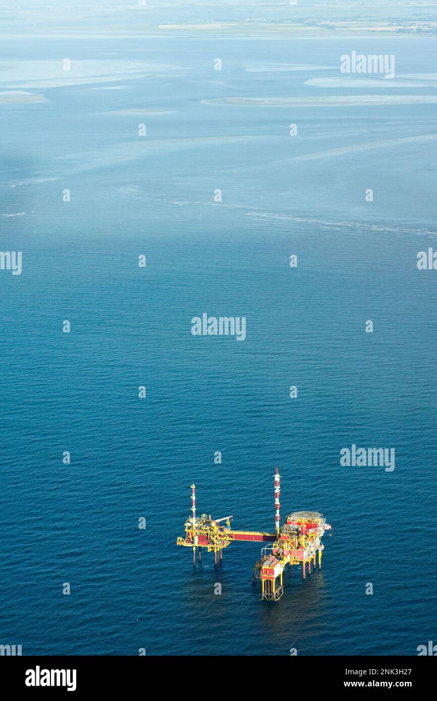 Boorplatform bij Ameland; Oil rig of Ameland Stock Photo - Alamy