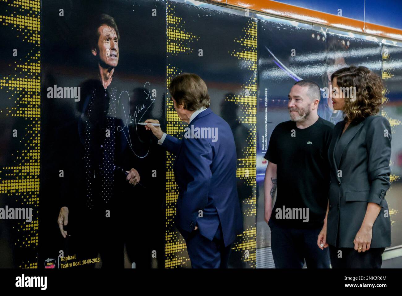 The singer Raphael signs his signature on the music corridor poster ...