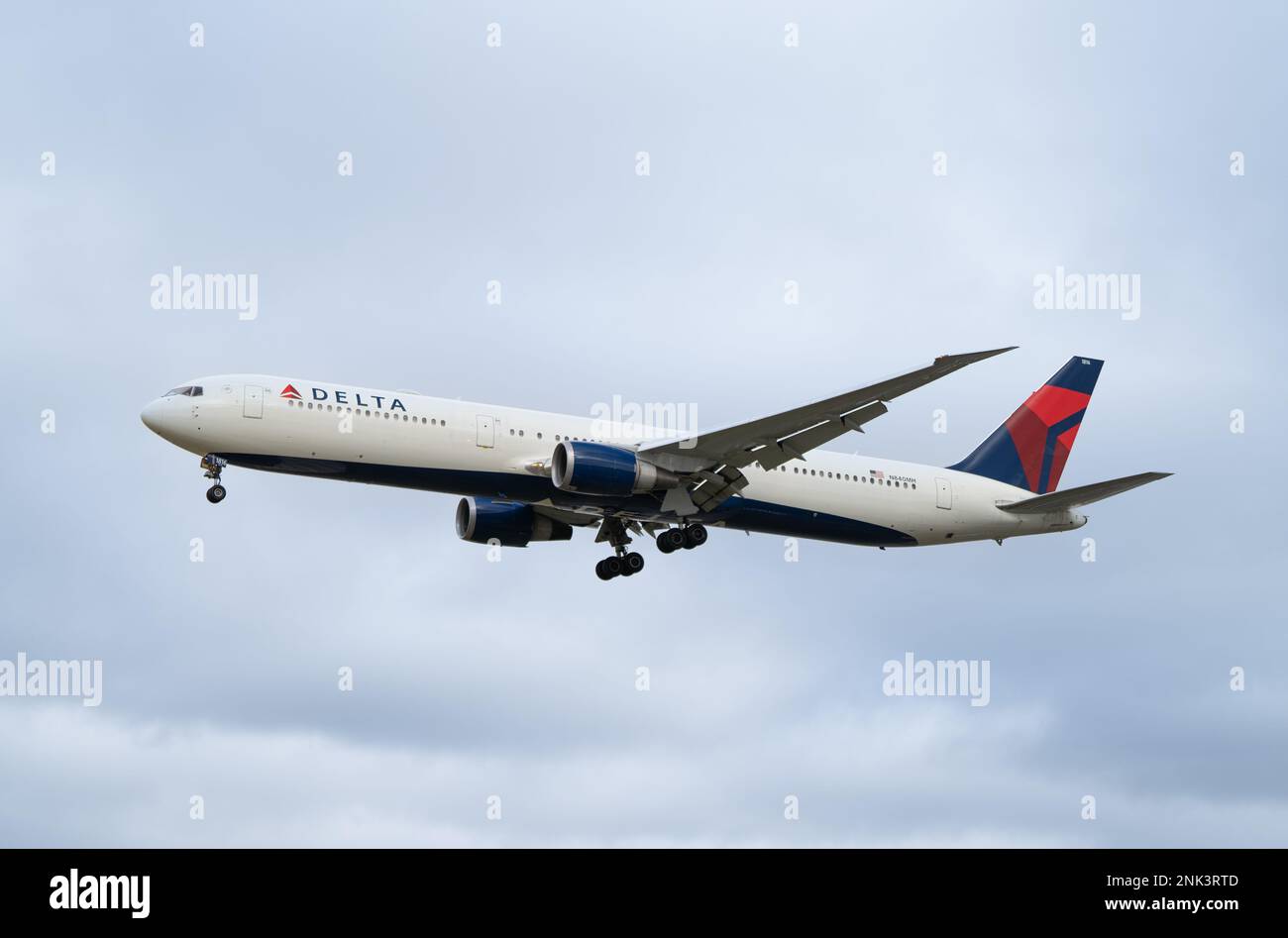 Delta airlines boeing 777 landing london heathrow hi-res stock ...