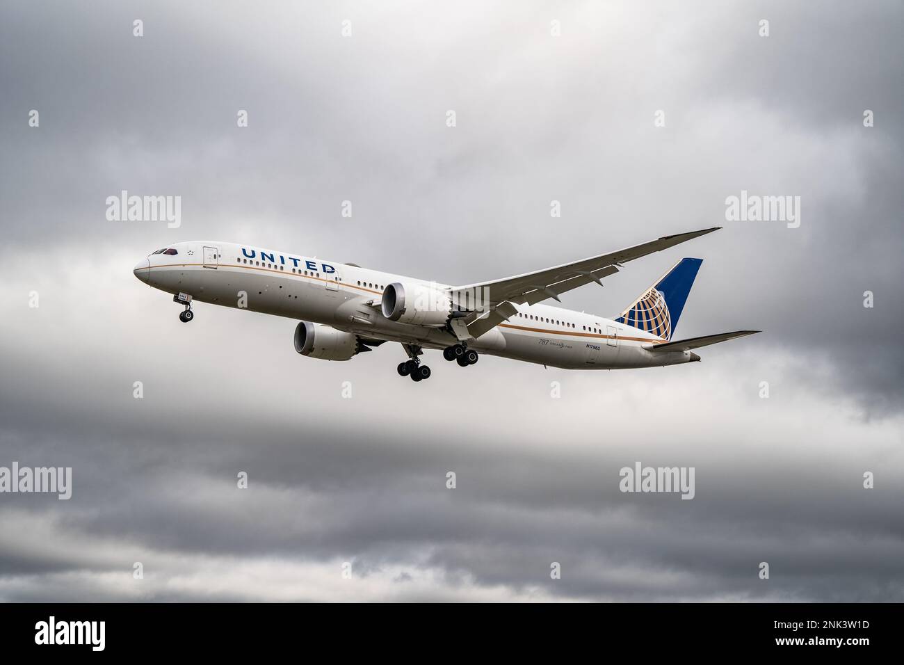United boeing 787 final approach in hi-res stock photography and images ...
