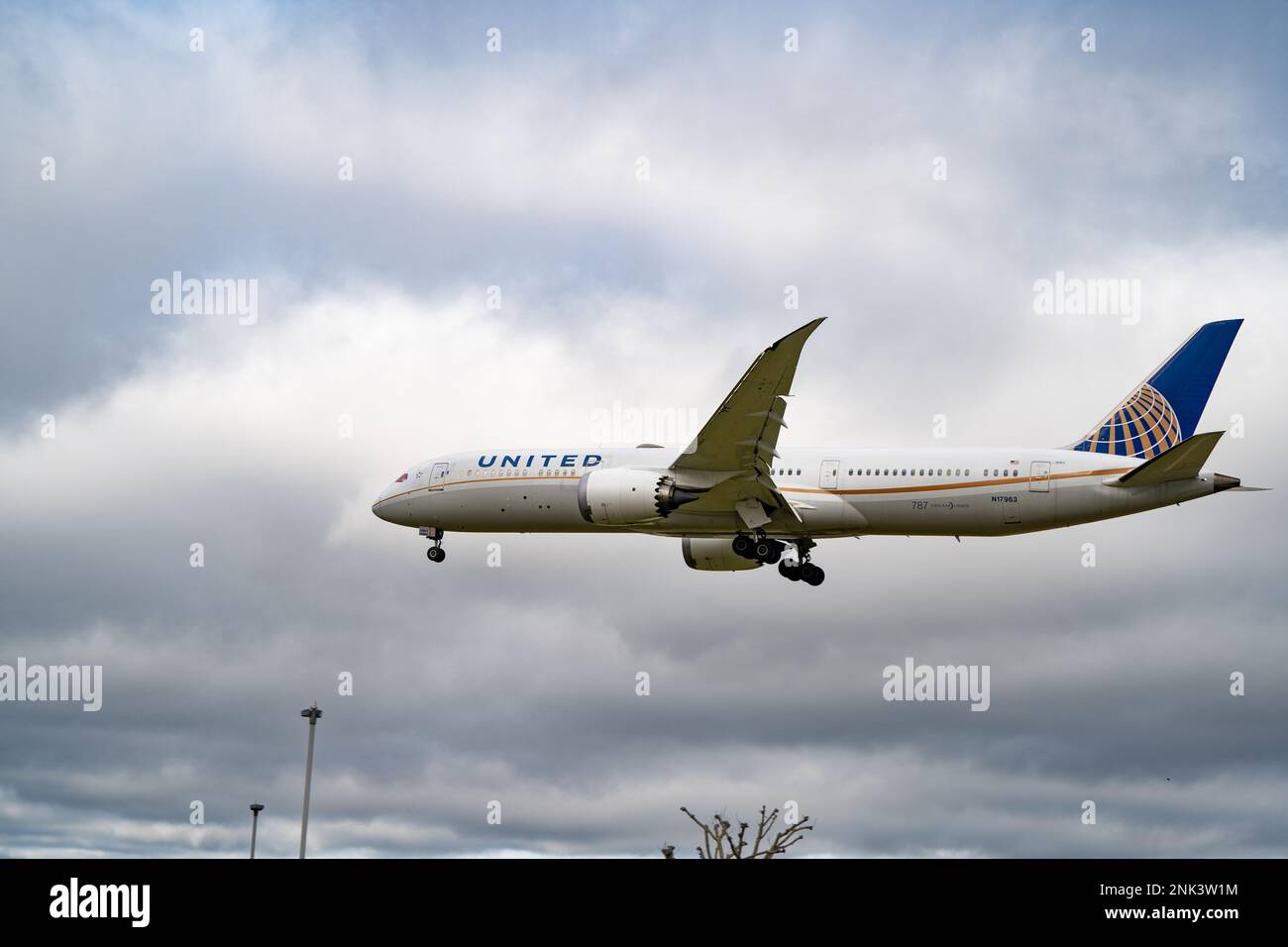 United boeing 787 final approach in hi-res stock photography and images ...