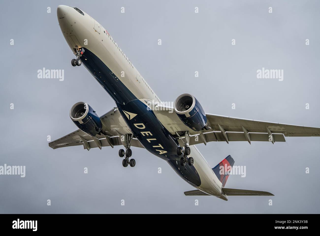 Delta airlines boeing 777 landing l hi-res stock photography and images ...