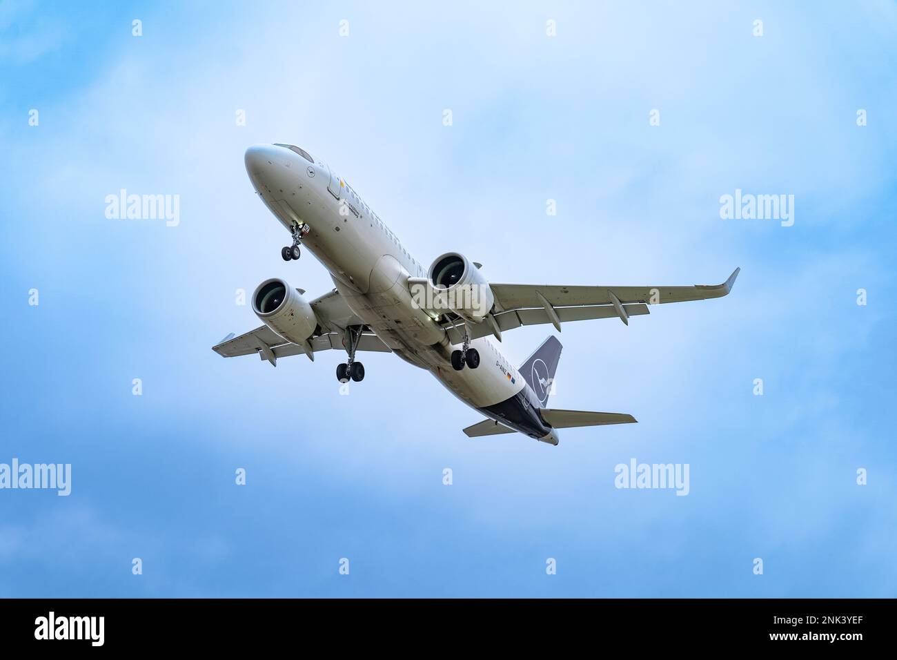 Lufthansa airbus a320 landing london heathrow aiport hi-res stock ...