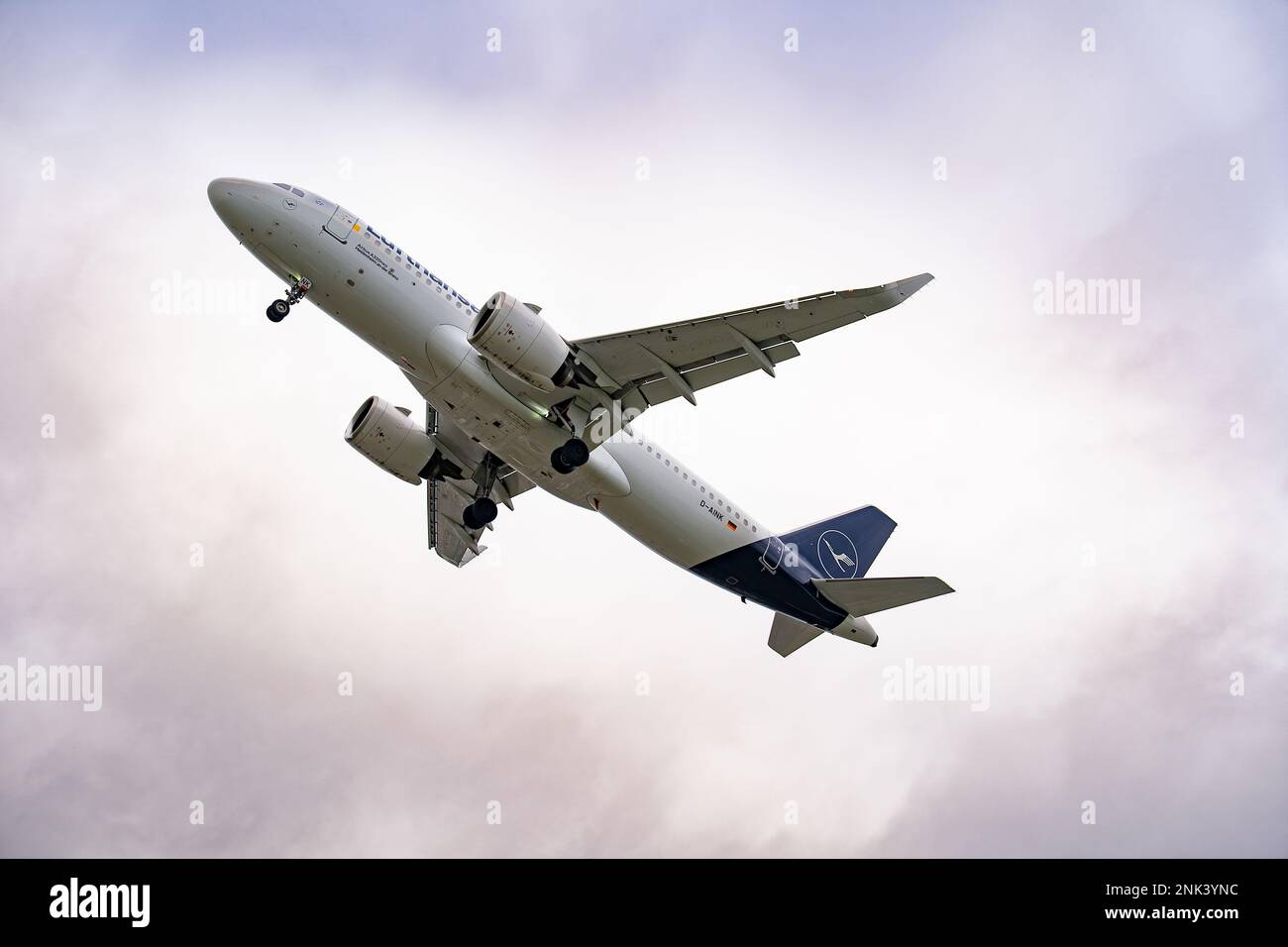 Lufthansa airbus a320 landing londo hi-res stock photography and images ...