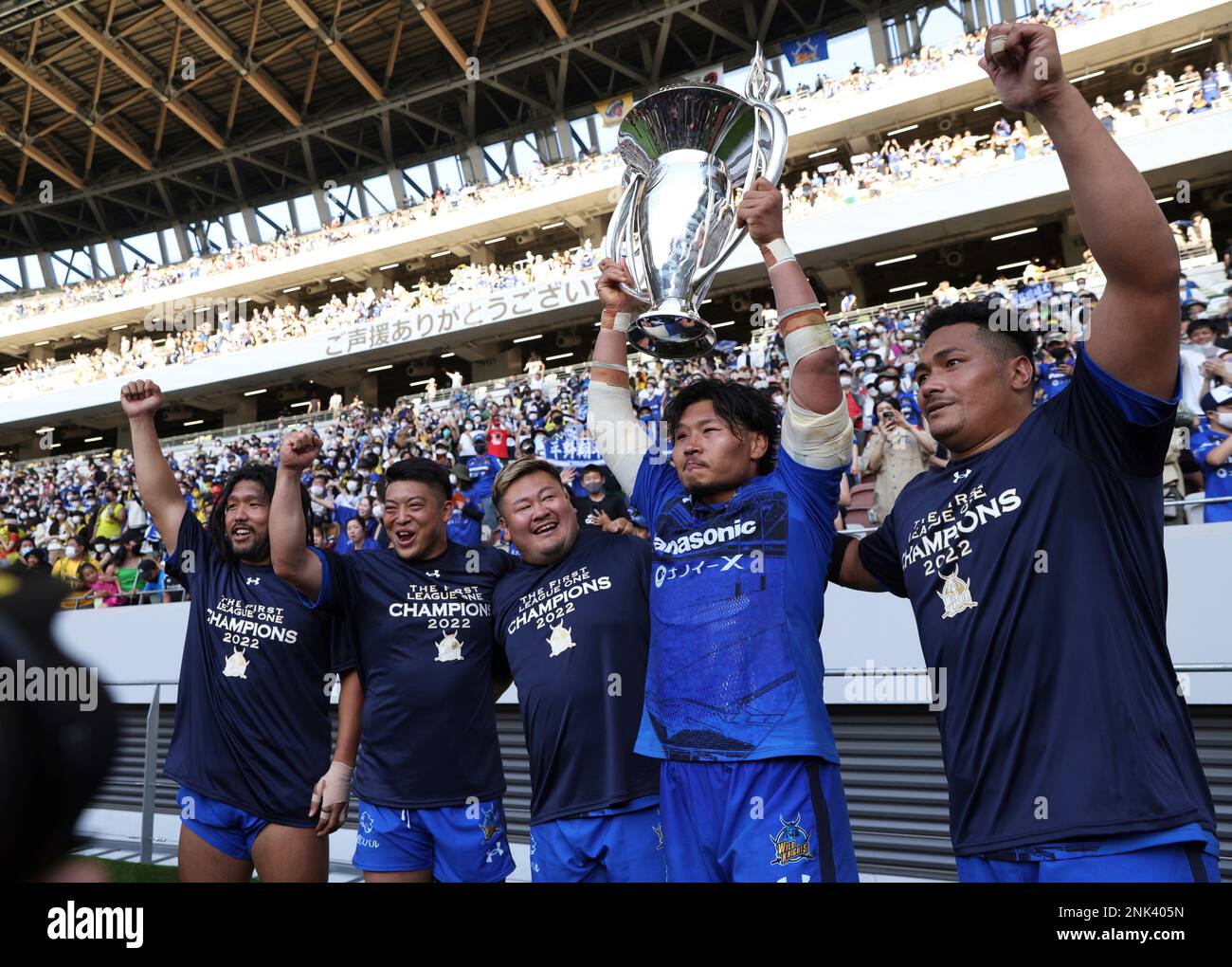 Saitama Panasonic Wild Knight players celebrate after winning the Japan ...