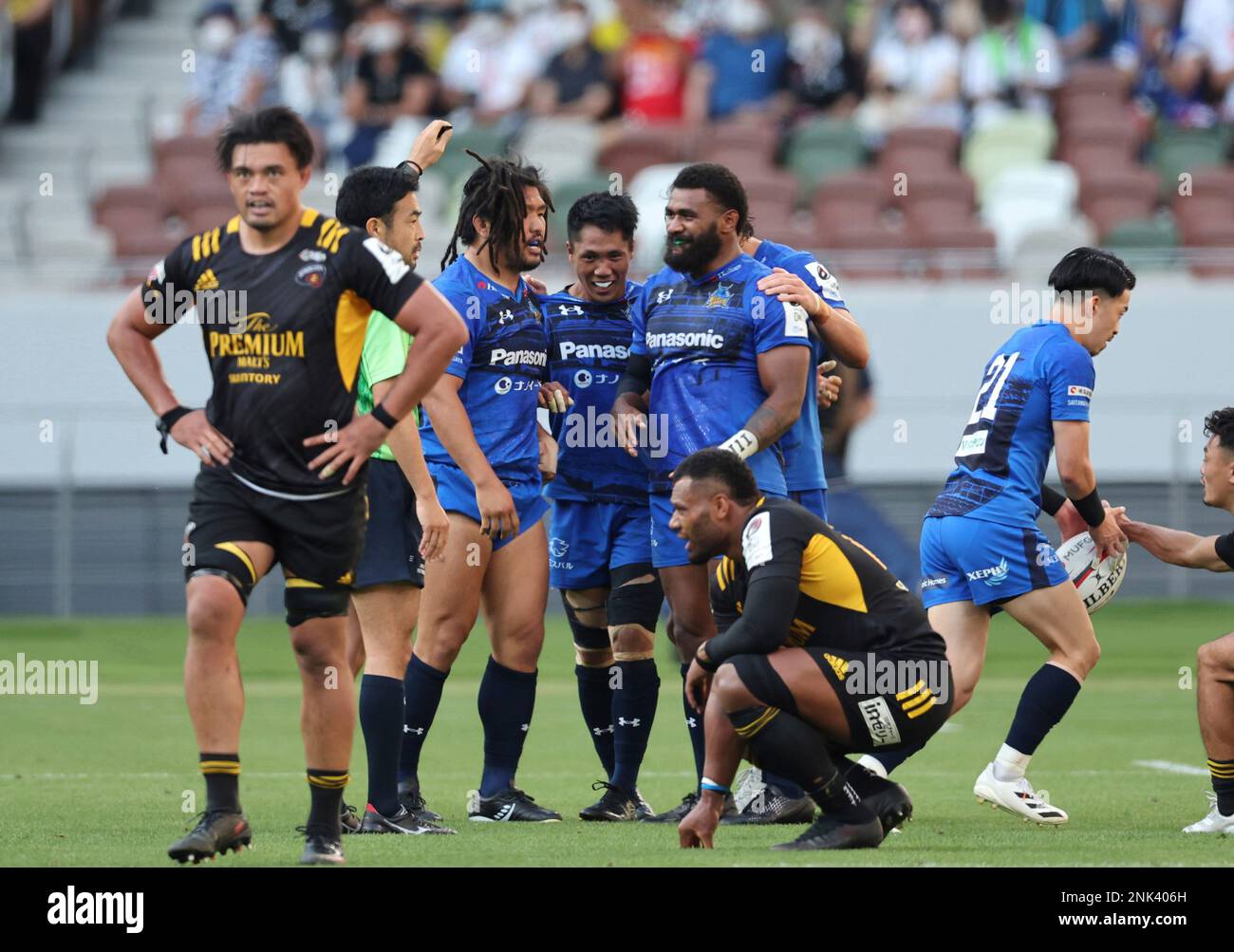 Saitama Panasonic Wild Knight players celebrate after winning the Japan ...