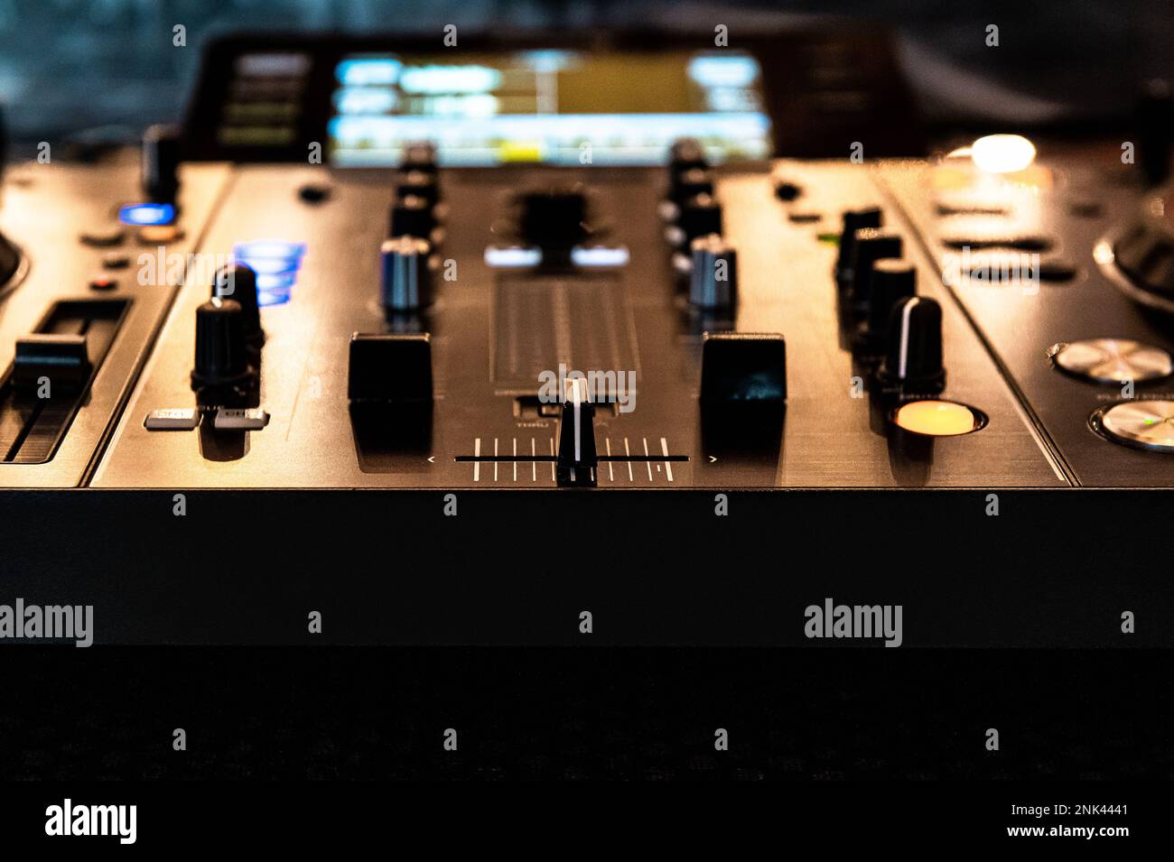 Dj workstation console hi-res stock photography and images - Alamy