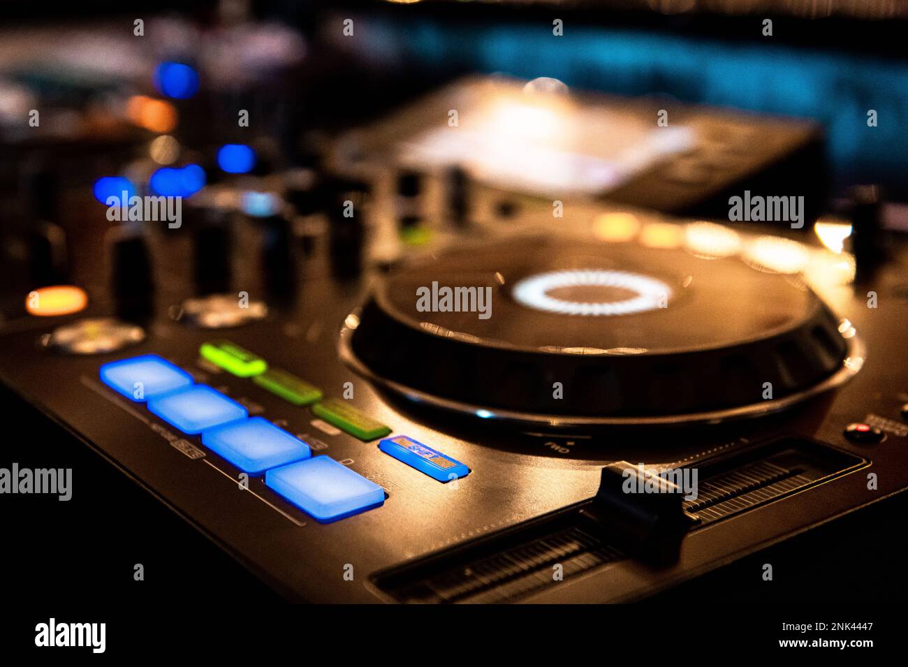 Dj workstation console hi-res stock photography and images - Alamy
