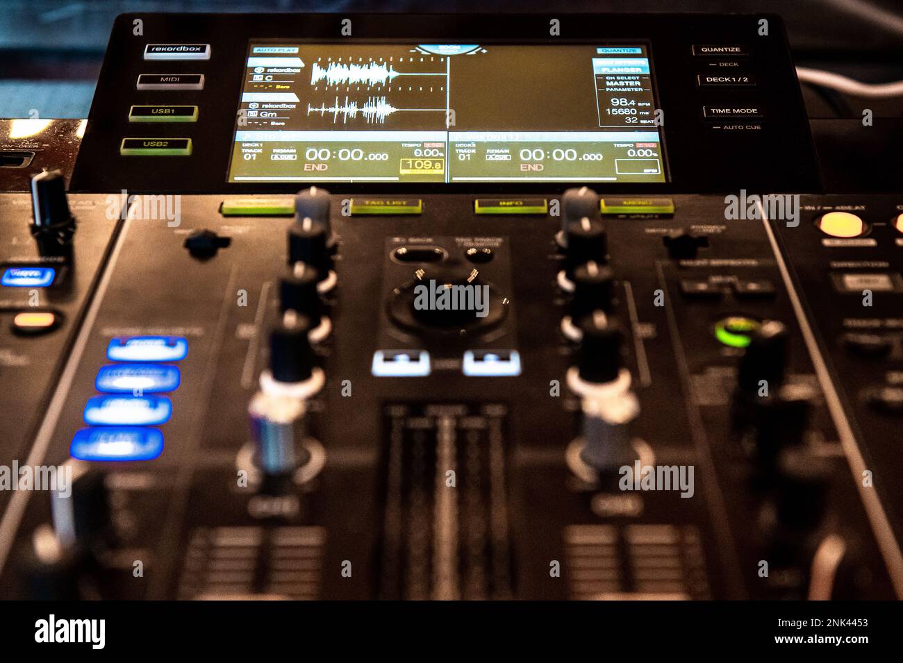 Digital audio workstation hi-res stock photography and images - Alamy