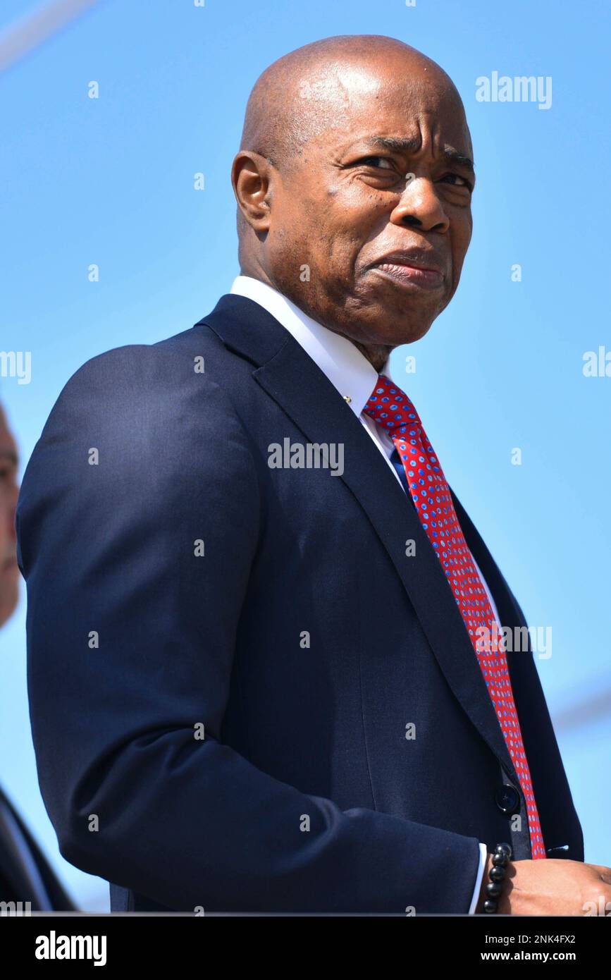 Photo by: NDZ/STAR MAX/IPx 2022 5/25/22 Mayor Eric Adams rings the ...