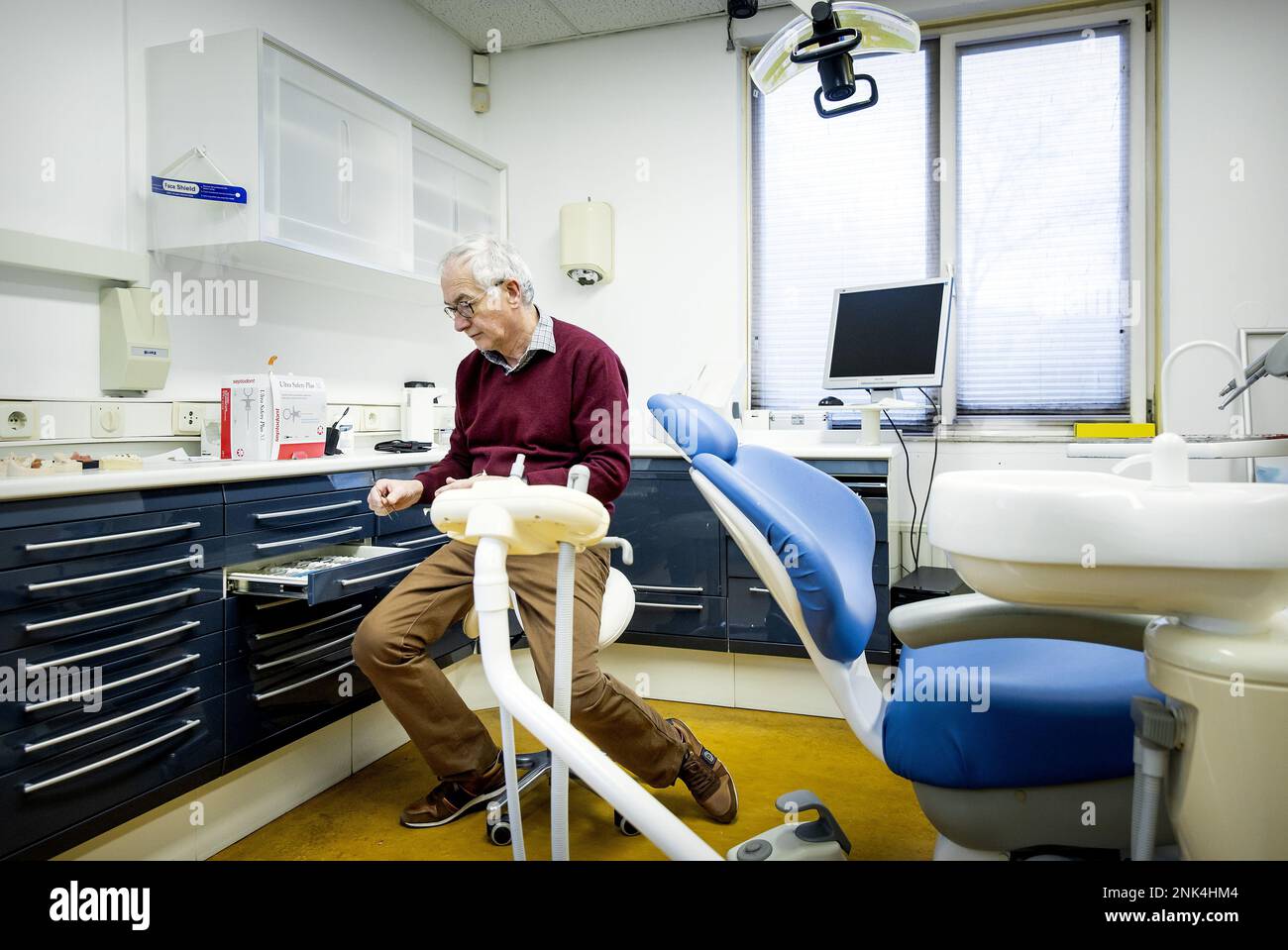 DEVENTER - The practice of a retired dentist who donates his furniture ...