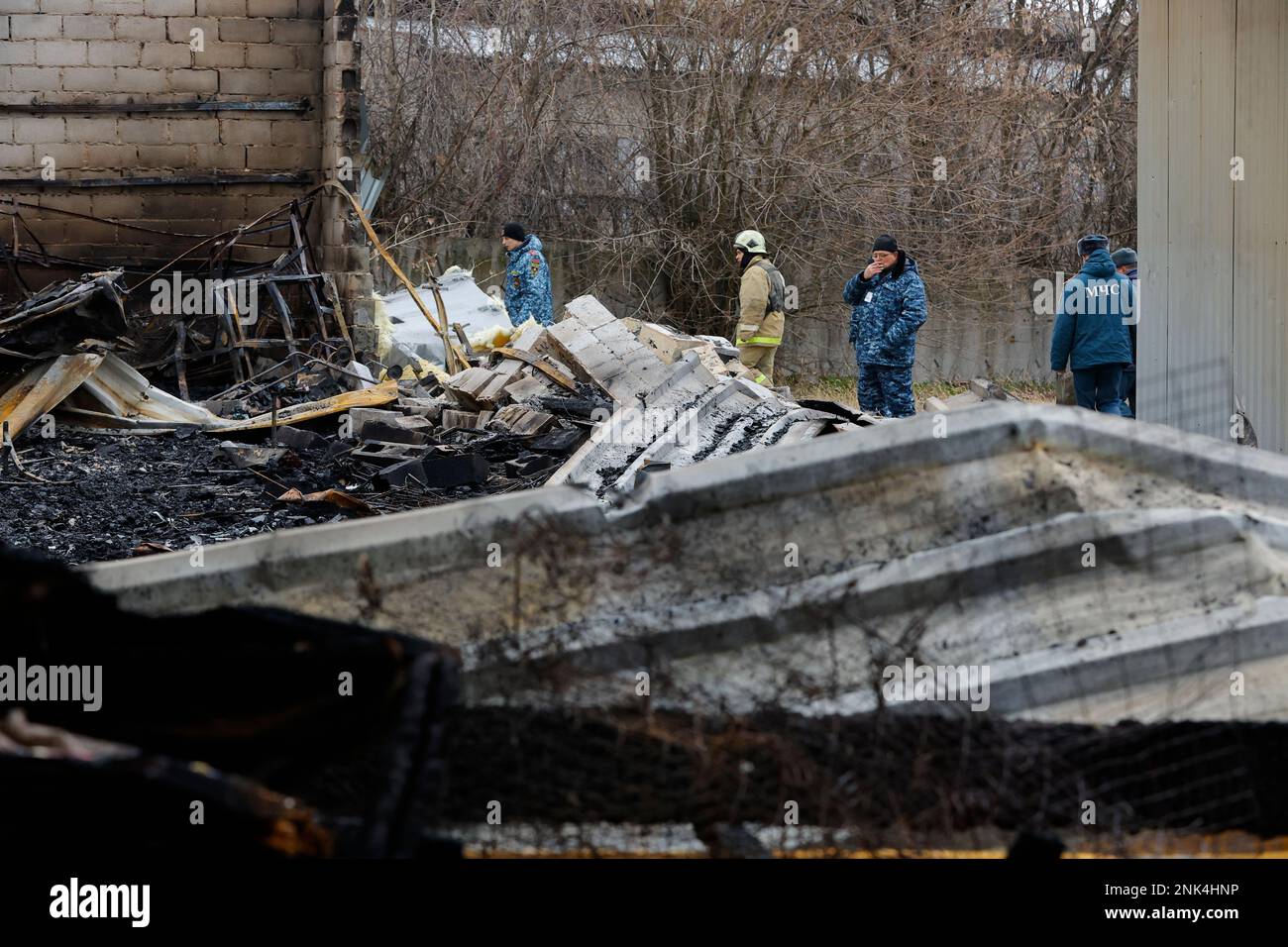 (230223) -- MOSCOW/KIEV, Feb. 23, 2023 (Xinhua) -- People inspect the ...