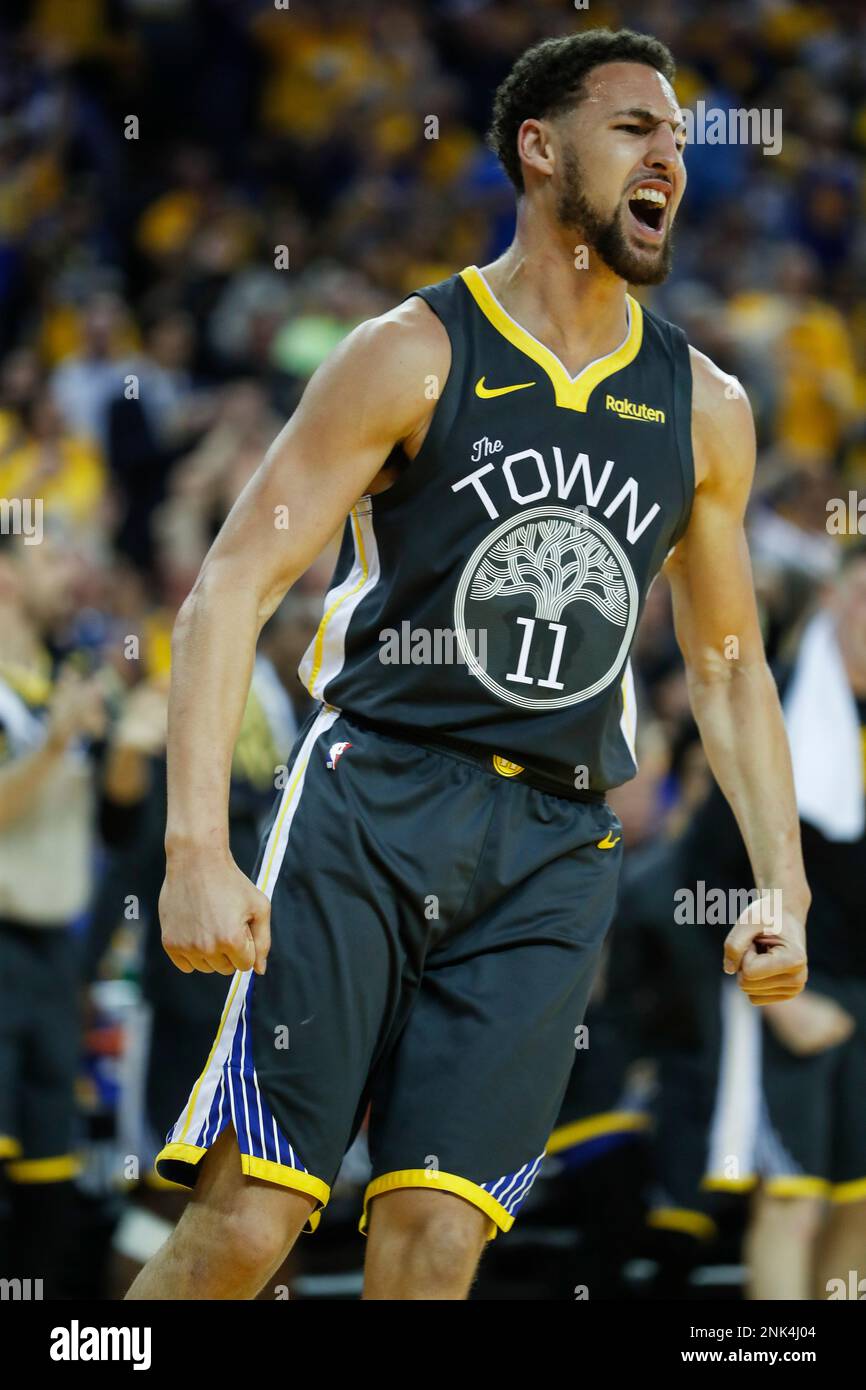 Golden State Warriors Klay Thompson reacts after dunking in the second ...