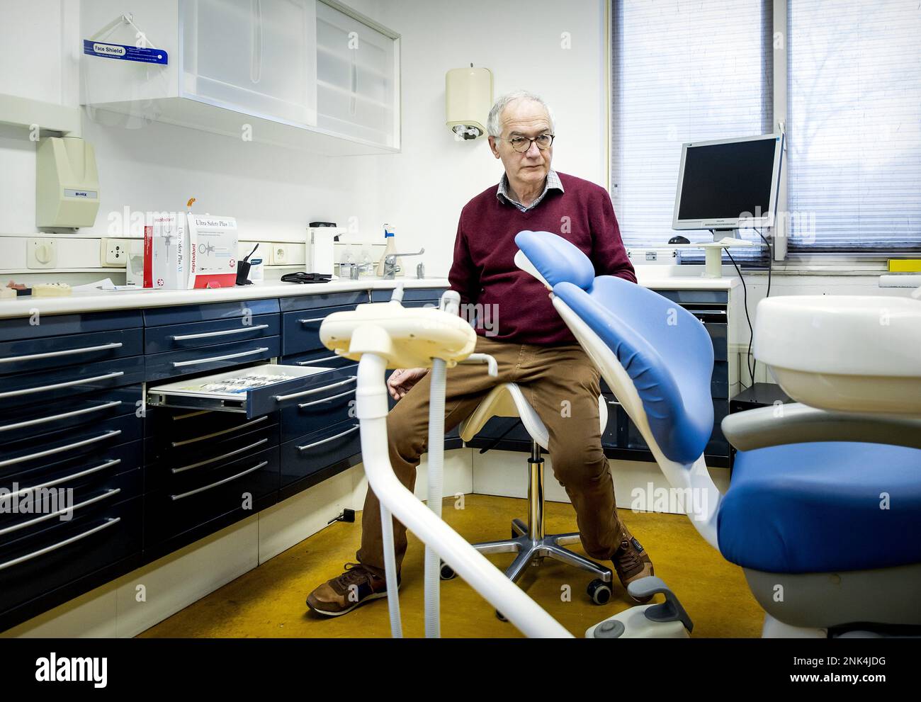 DEVENTER - The practice of a retired dentist who donates his furniture ...