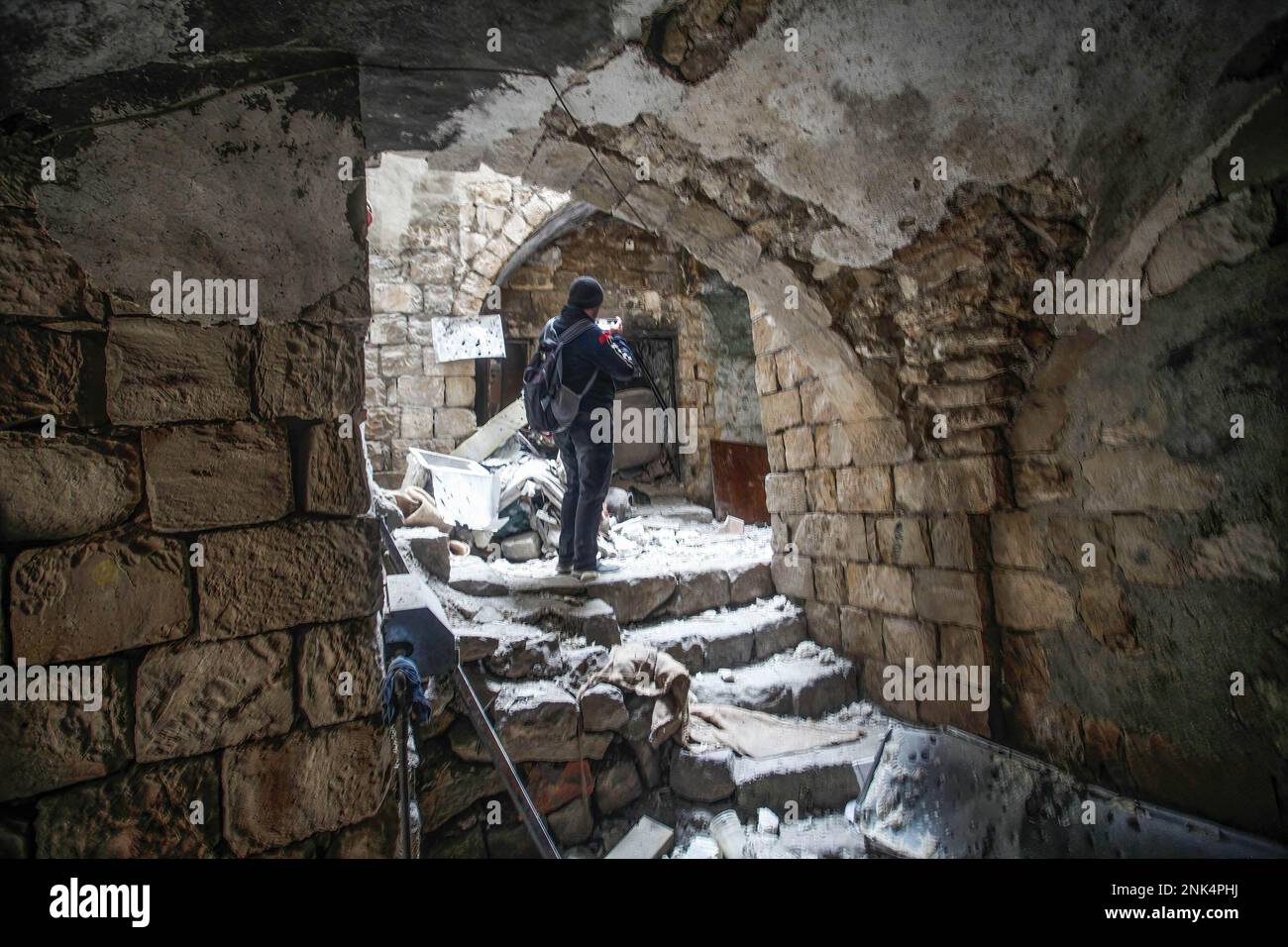 Lions den shelter hi-res stock photography and images - Alamy