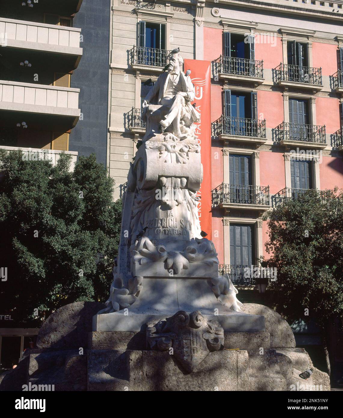 MONUMENTO A FREDERICH SOLER EN LAS RAMBLAS MAS CONOCIDO COMO SERAFI ...
