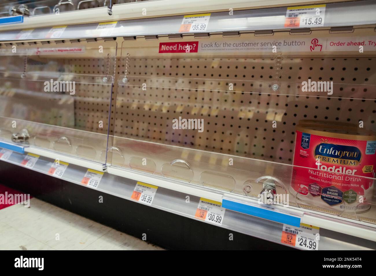 Photo by: John Nacion/STAR MAX/IPx 2022 5/22/22 Nearly empty shelves in ...