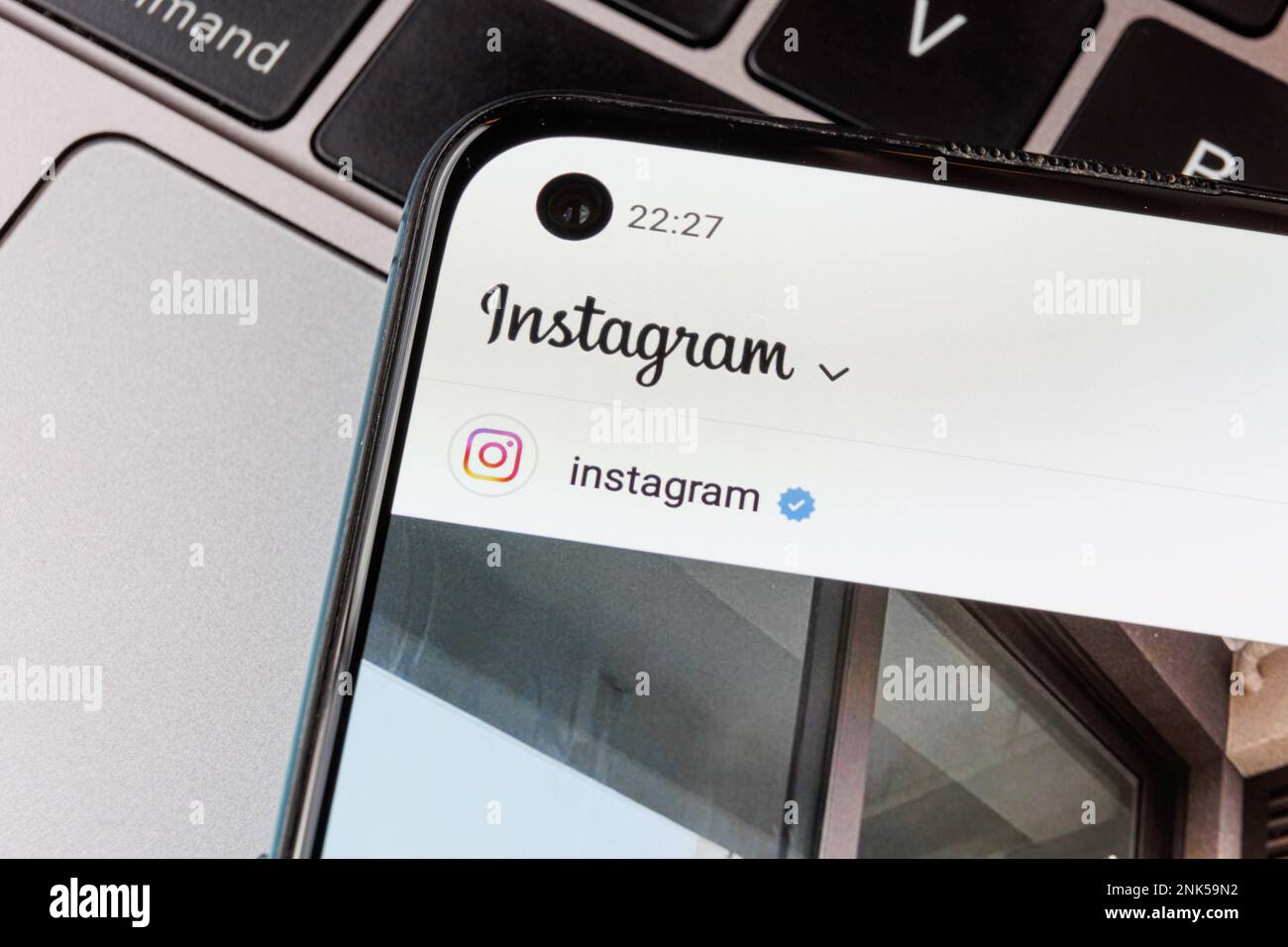 Girl holding phone instagram logo hi-res stock photography and images ...