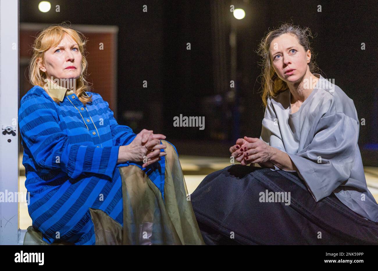 22 February 2023, Brandenburg, Cottbus: Actresses Charlotte Müller (l ...