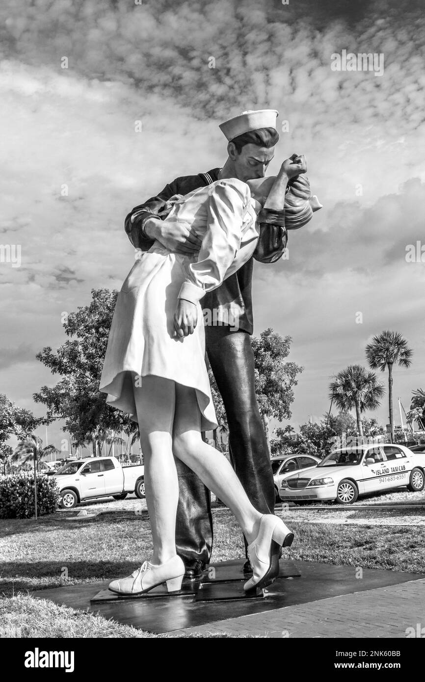 Statue kiss sailor kissing nurse Black and White Stock Photos & Images ...