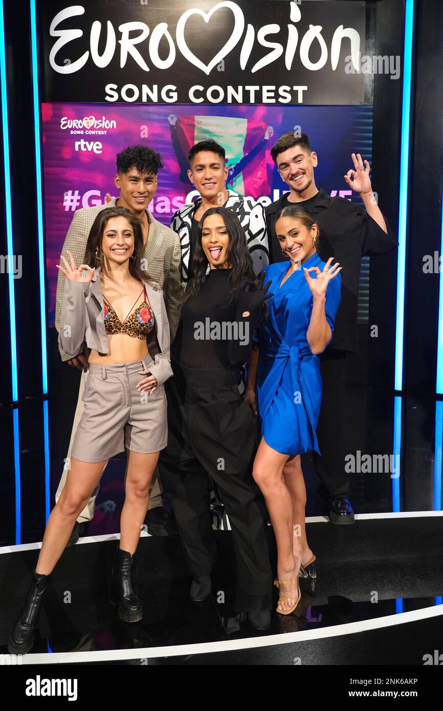 The singer Chanel poses with her dancers before the press conference ...