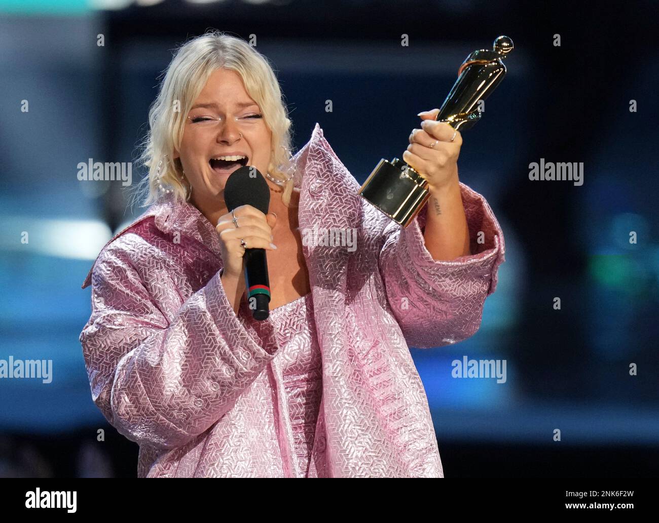 Jessia celebrates with her Juno Award for Breakthrough Artist of the ...