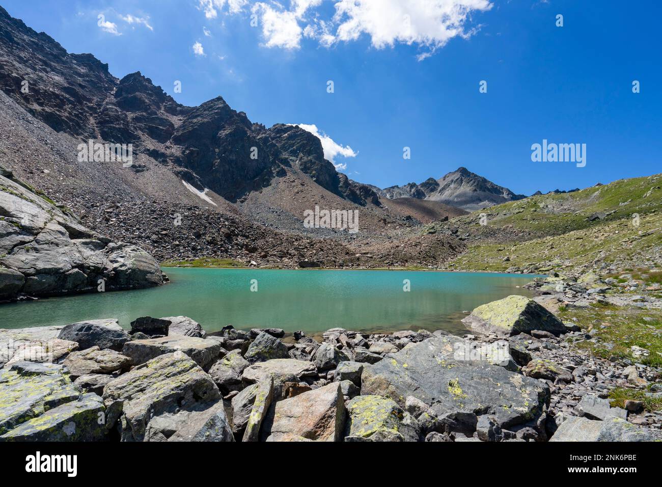 Blue lake and green nature hi-res stock photography and images - Alamy