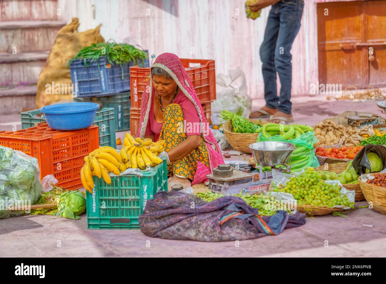 Pushkar street scene india woman hi-res stock photography and images - Alamy