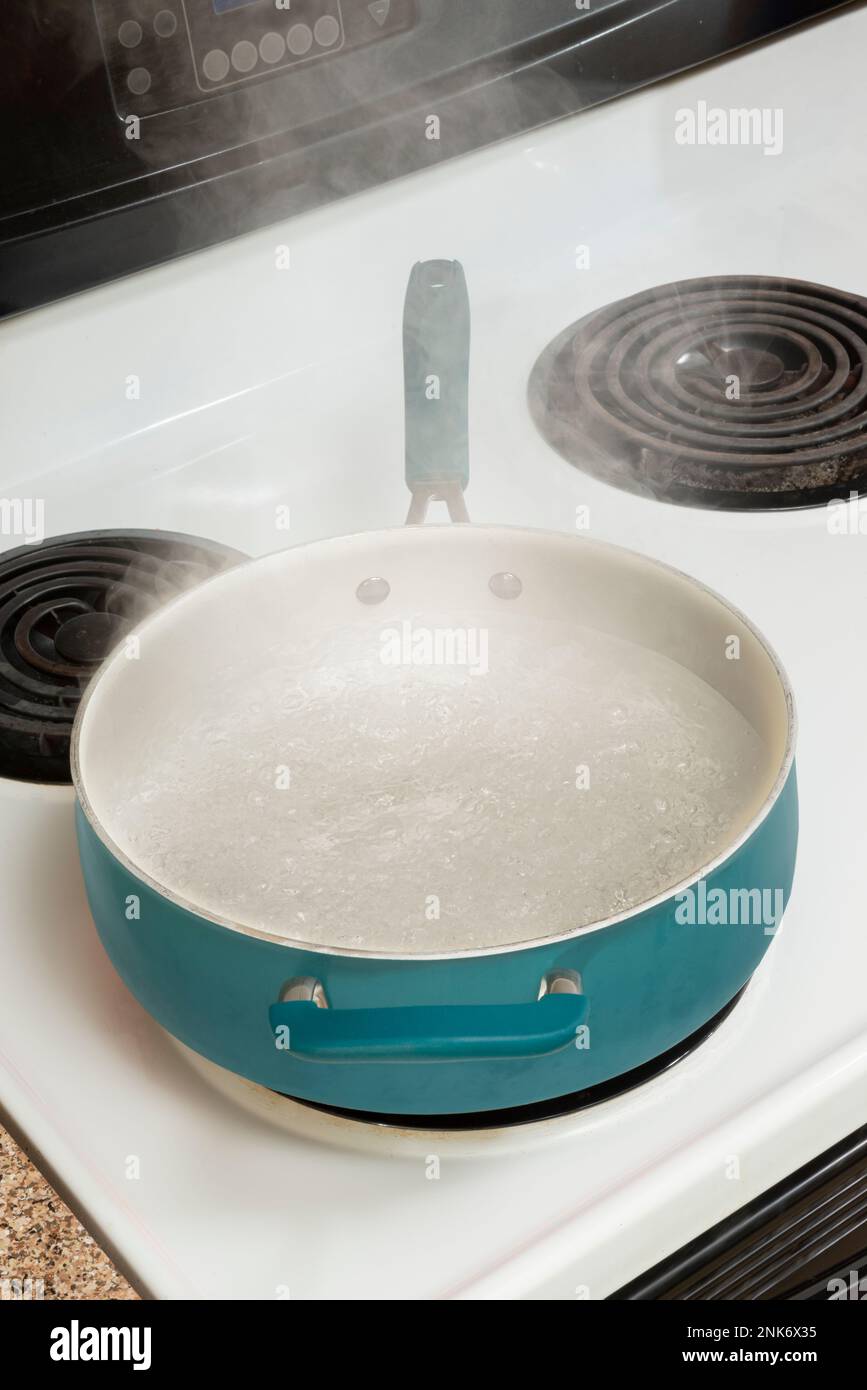 Boiling water stove hi-res stock photography and images - Alamy