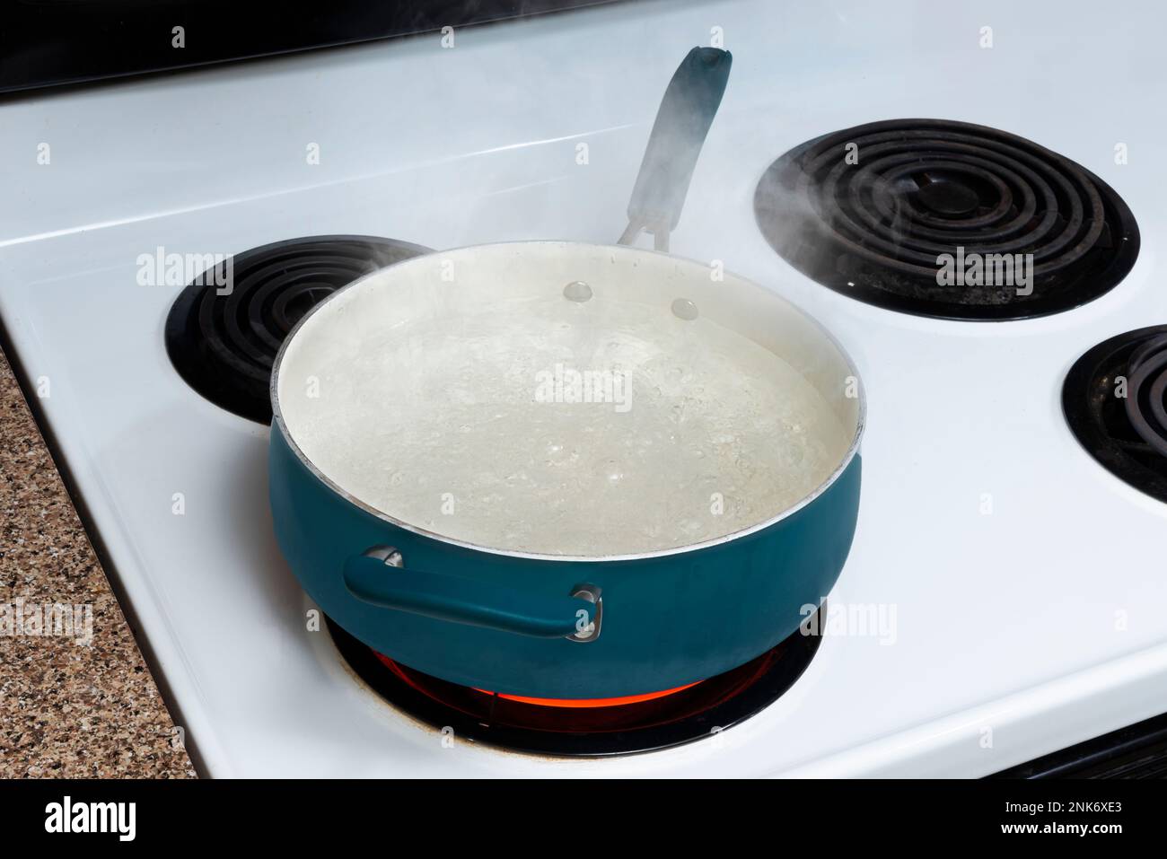 Boiling water stove hi-res stock photography and images - Alamy