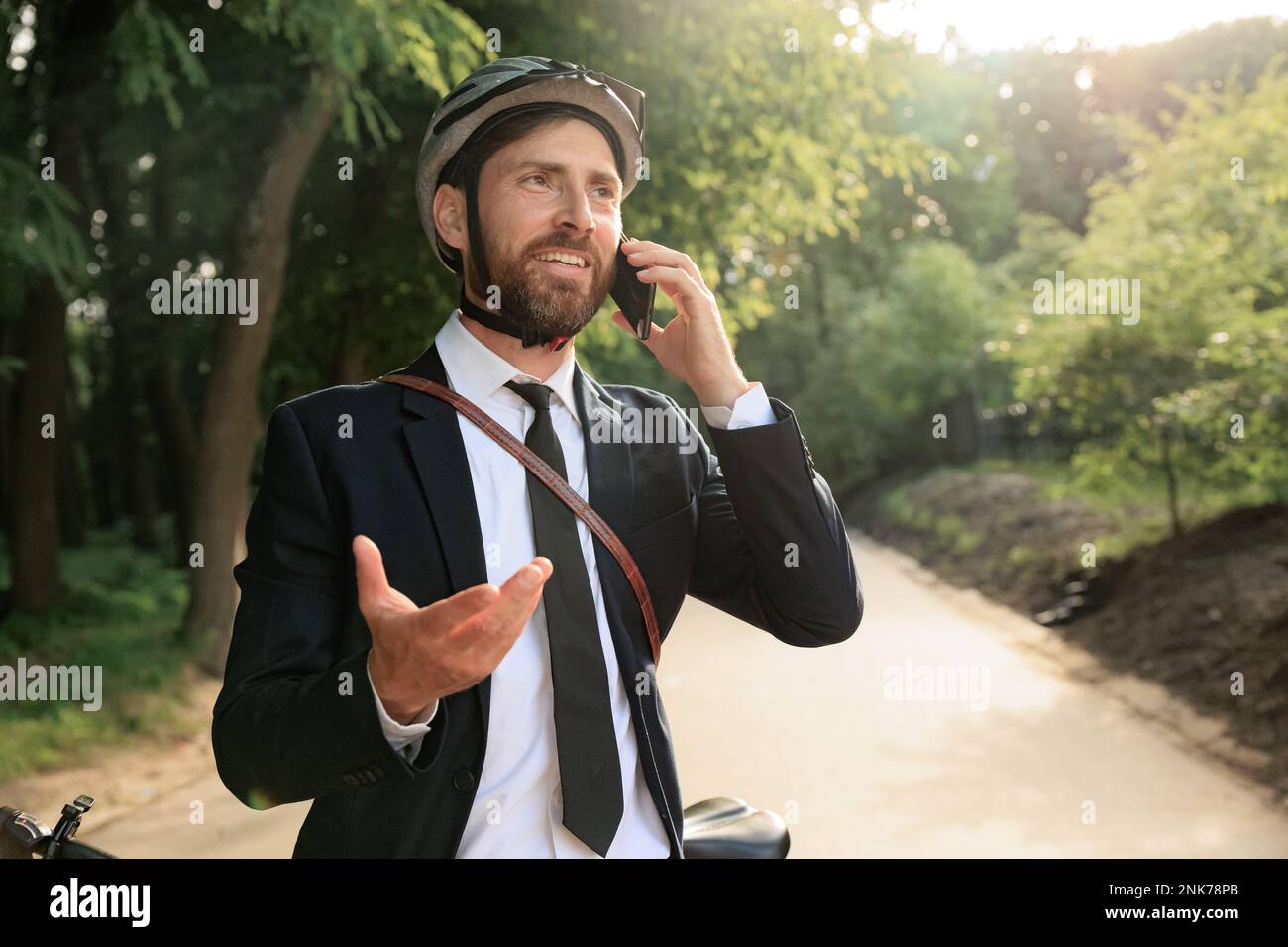 Employee talking hi-res stock photography and images - Alamy