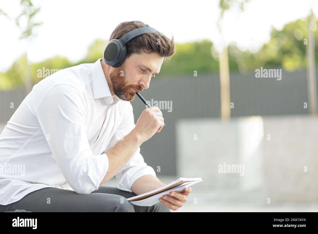 Man thinking writing on notepad hi-res stock photography and images - Alamy