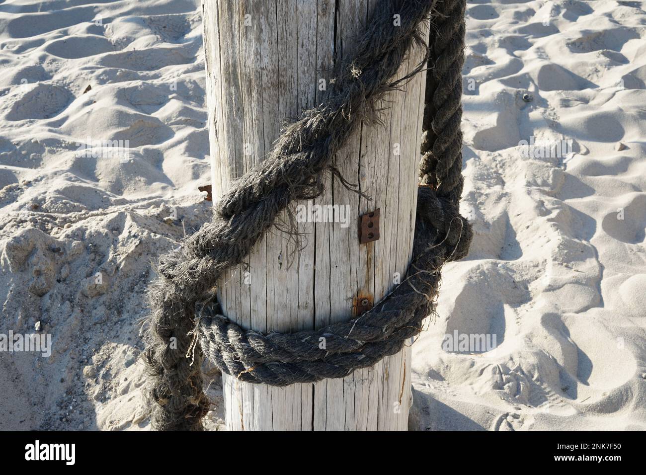 Rope on the mooring line in safe harbor Stock Photo - Alamy
