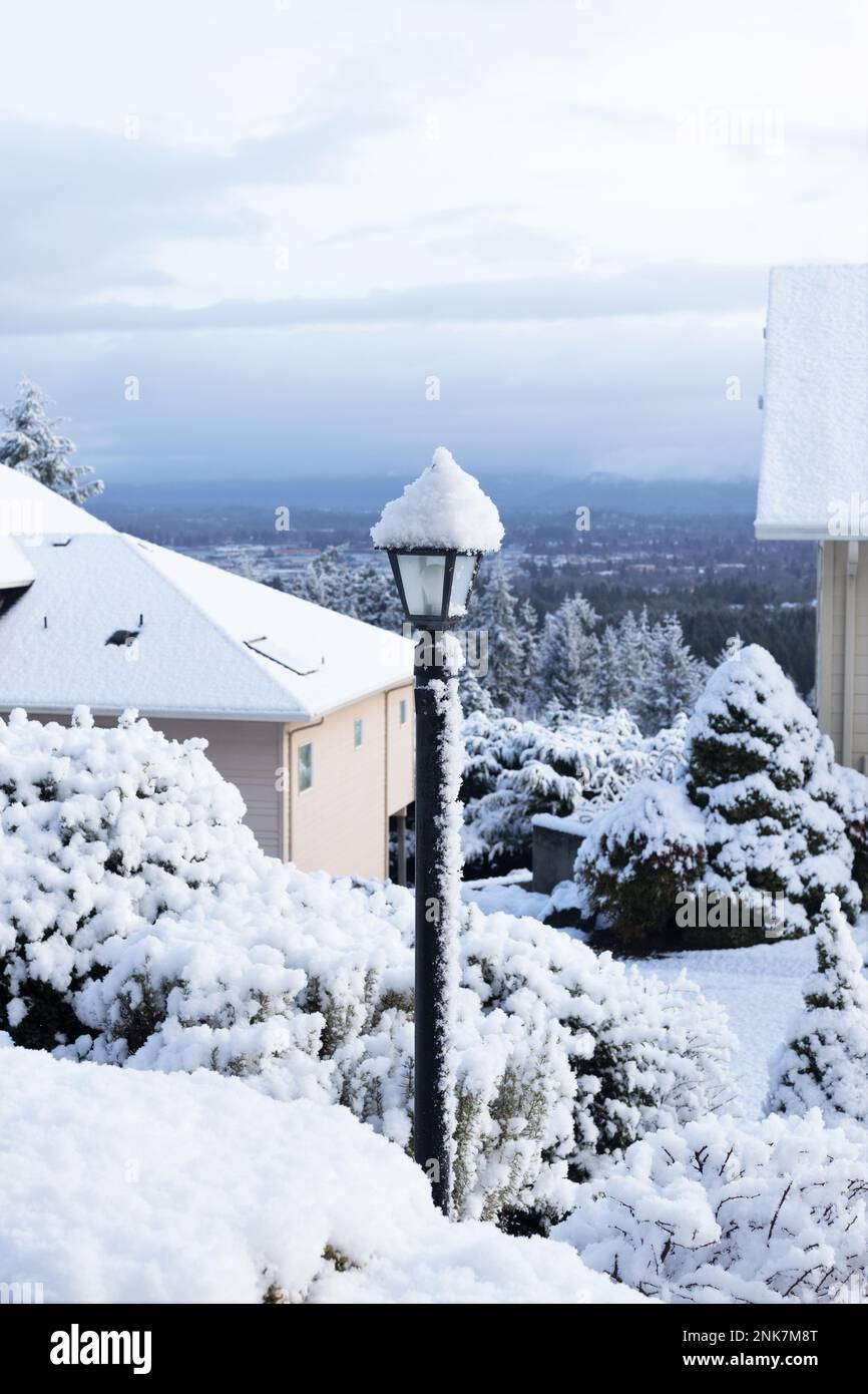 Snow covered house front yard hi-res stock photography and images - Alamy